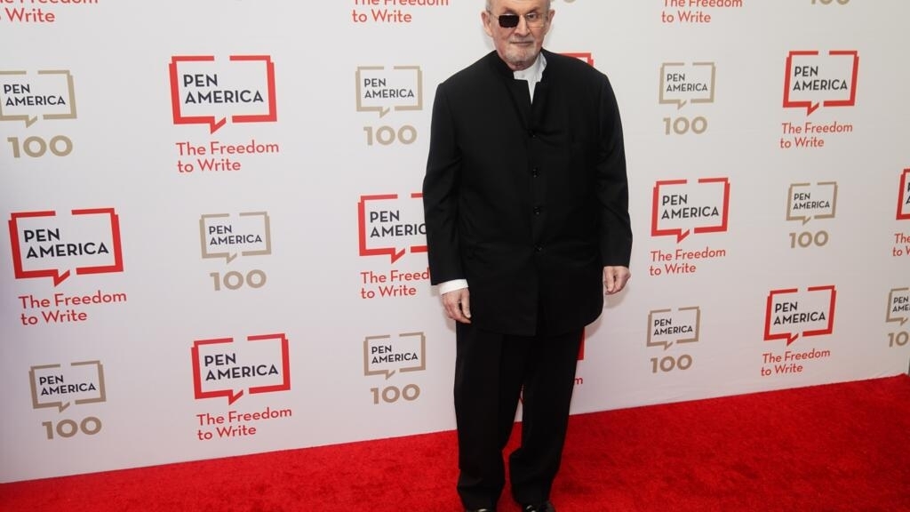 Salman Rushdie reaparece en público por primera vez tras ser atacado | Acento