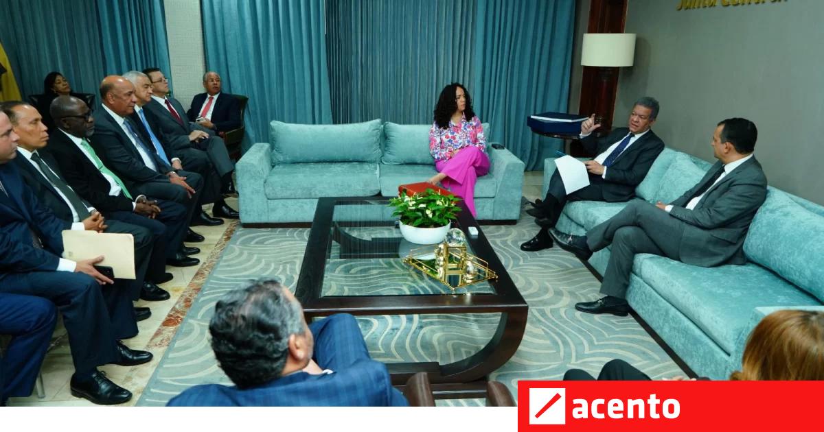 Leonel entrega a JCE el padrón de la Fuerza del Pueblo con más de 2 ... Leonel entrega a JCE el padrón de la Fuerza del Pueblo con más de 2 ...