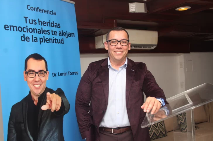 'Tus heridas emocionales te alejan de la plenitud' por el doctor Lenin Torres | Acento