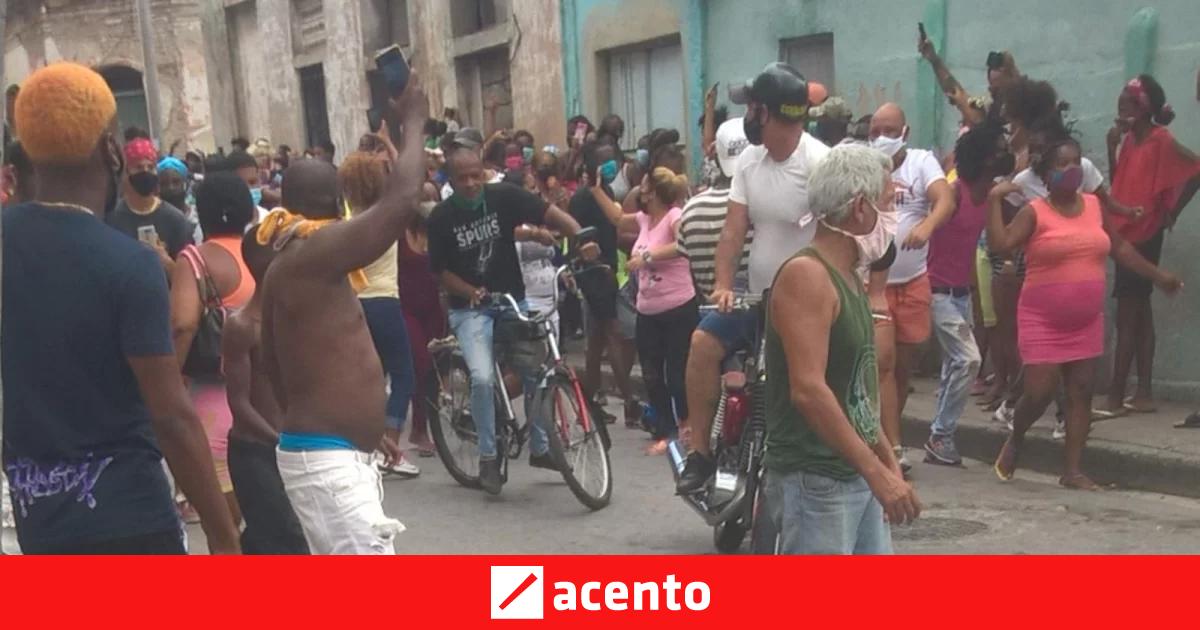 Cientos protestan en Santiago de Cuba por falta de comida y apagones ...