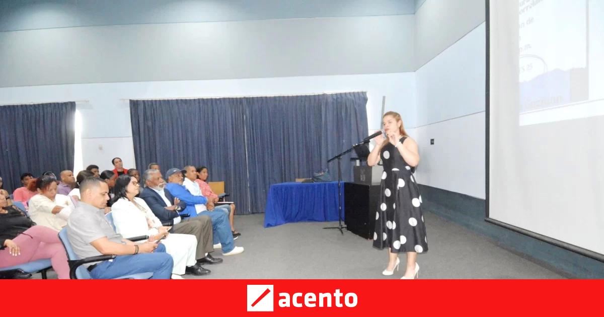 La escritora y catedrática Ibeth Guzmán imparte taller de microrrelatos en la UASD | Acento