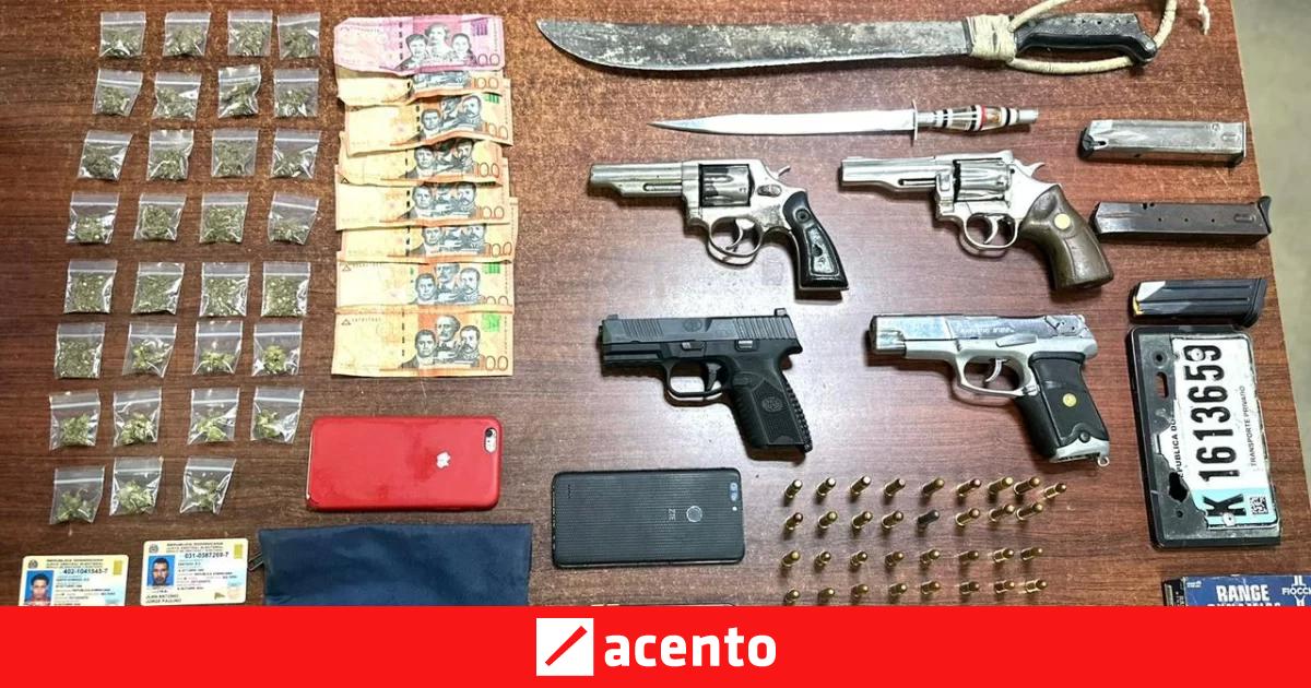 Incautan armas de fuego ilegales, drogas y diversas municiones en Santiago | Acento