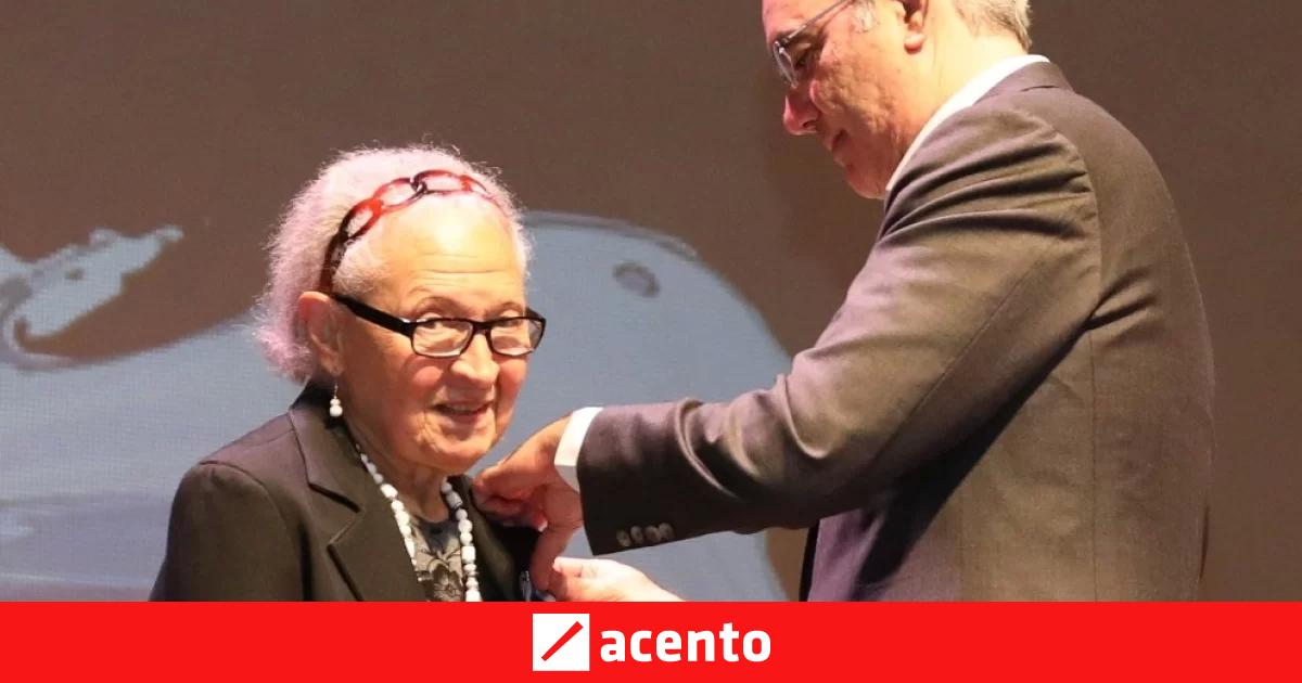Abinader condecora a la escritora Rhina Espaillat con la Orden del ... Abinader condecora a la escritora Rhina Espaillat con la Orden del ...
