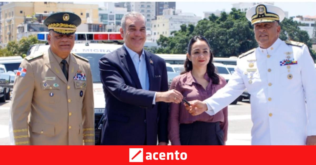 Abinader entrega 60 camionetas en graduación de 160 agentes para ...