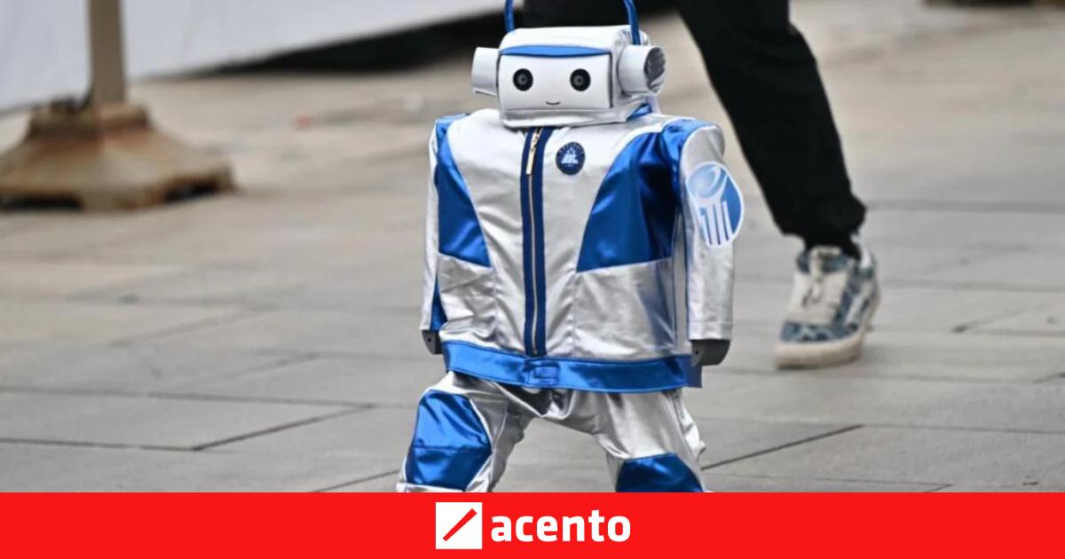 China acoge la primera media maratón de robots humanoides | Acento