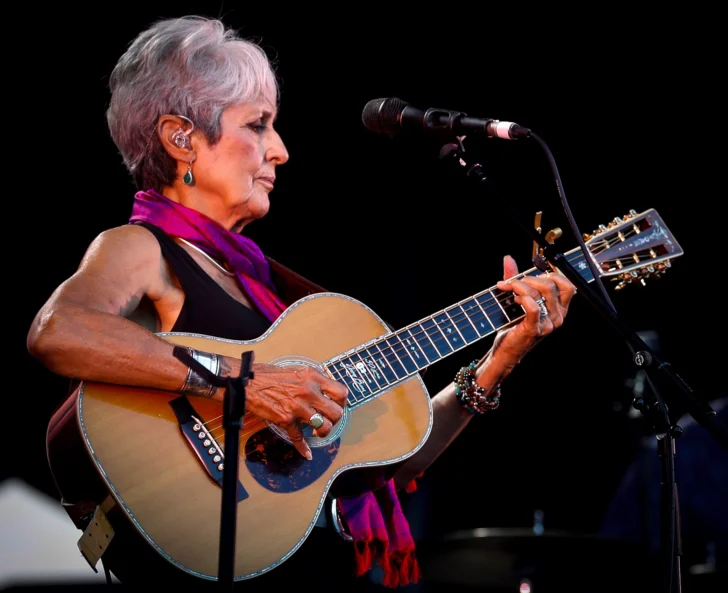 Le legendaria Joan Báez está de regreso para enfrentar malas políticas ...