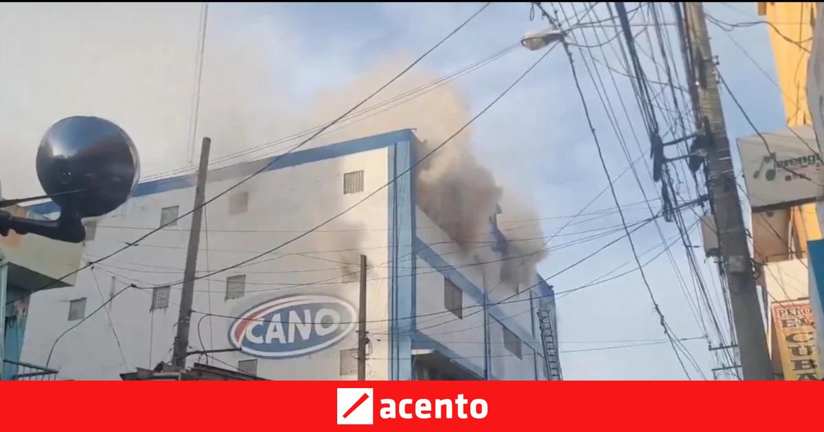 Incendio afecta instalaciones de Almacenes Garrido en la avenida Duarte ...